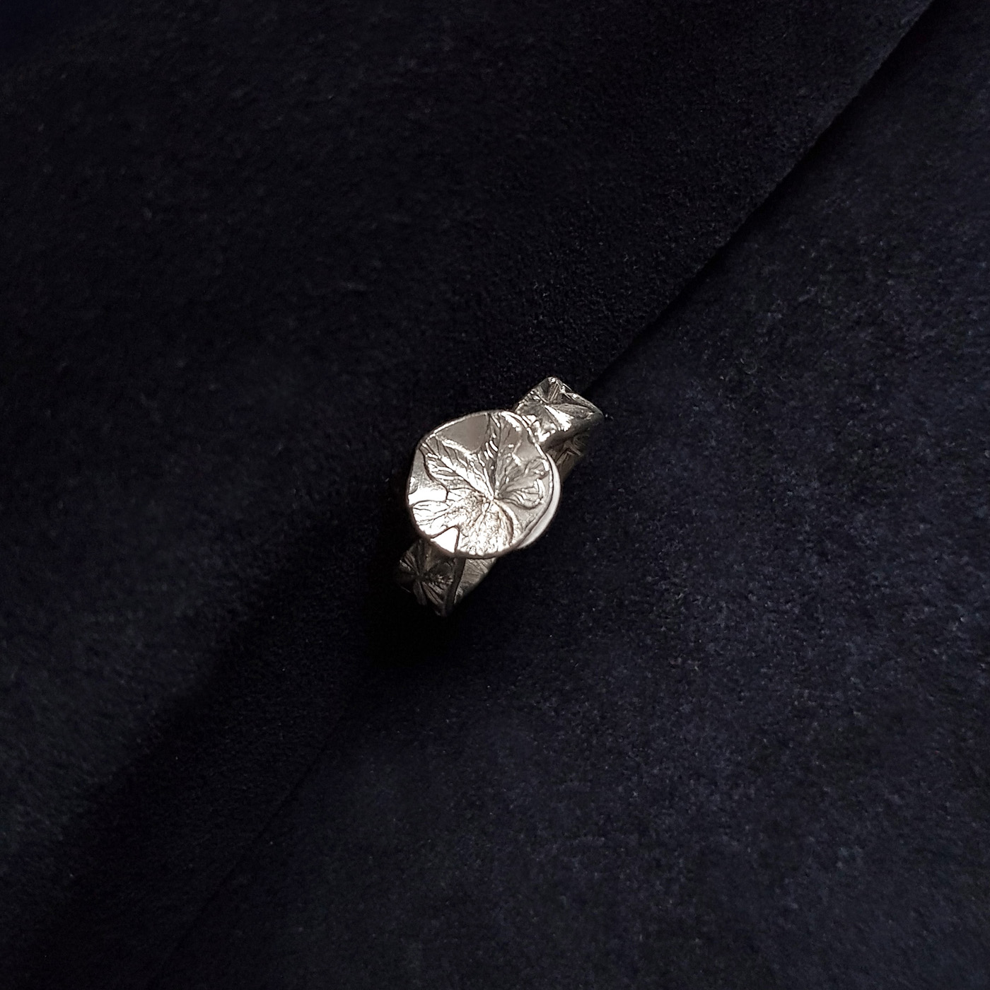 Ring with Ivy Leaf by Malcolm Appleby (Jewellery) | The Scottish Gallery